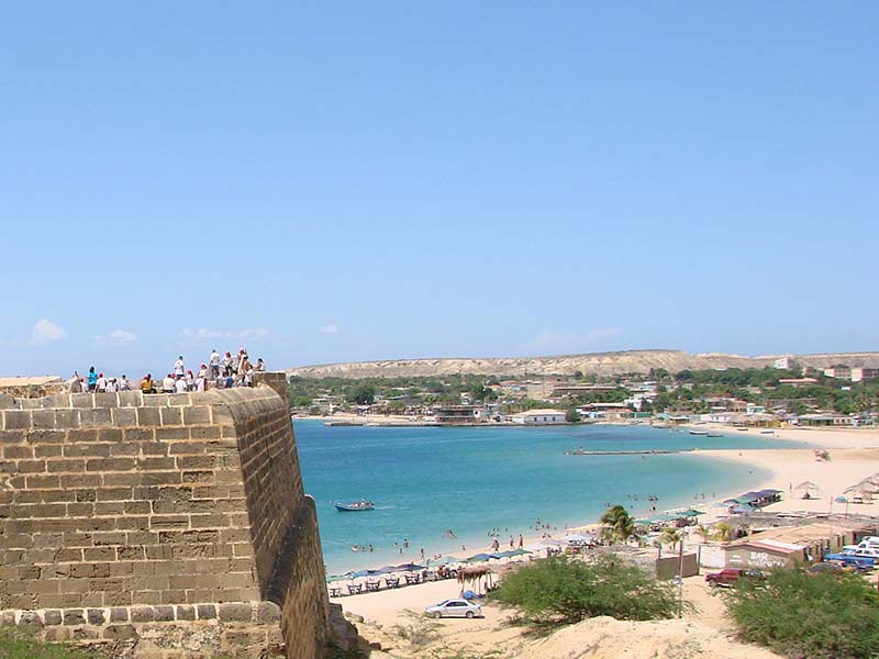 Playa Castillo, en las adyacencias del Castillo de Araya - Estado Sucre ...